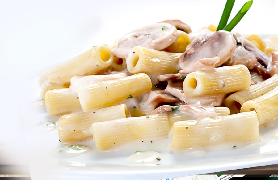 RIGATONI CON SALSA DE QUESO Y CHAMPINONES